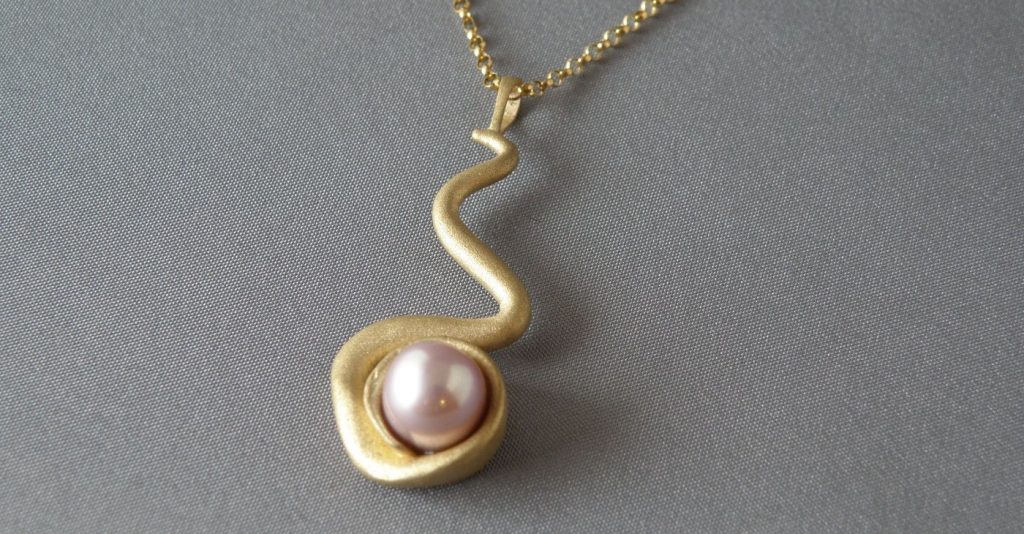 66 Pretty Pearl Pendant Designs - Body Art Guru