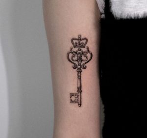 70+ Amazing Crown Tattoos Designs with Meanings, Ideas, and Celebrities ...