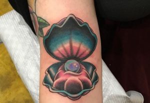 50+ Amazing Pearl Tattoos Designs with Meanings, Ideas, and Celebrities ...