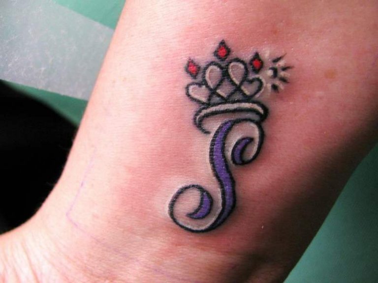 25+ Amazing Queen Tattoo with Meaning and Ideas - Body Art Guru